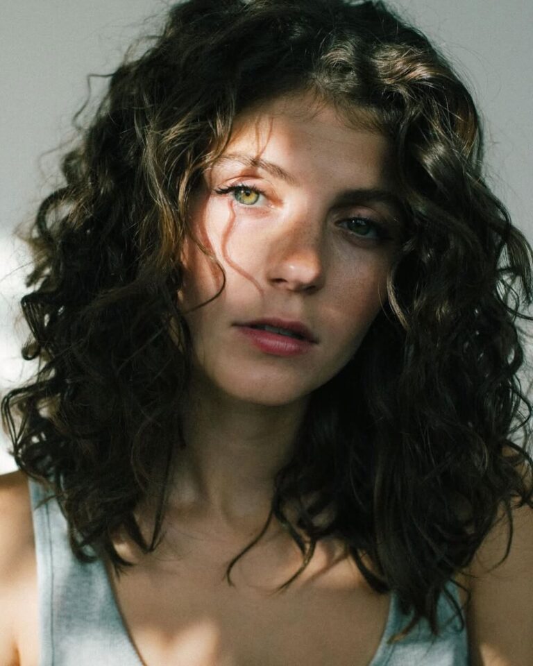 Emily Bader Age, Husband, Height, Net Worth, Weight, Parents