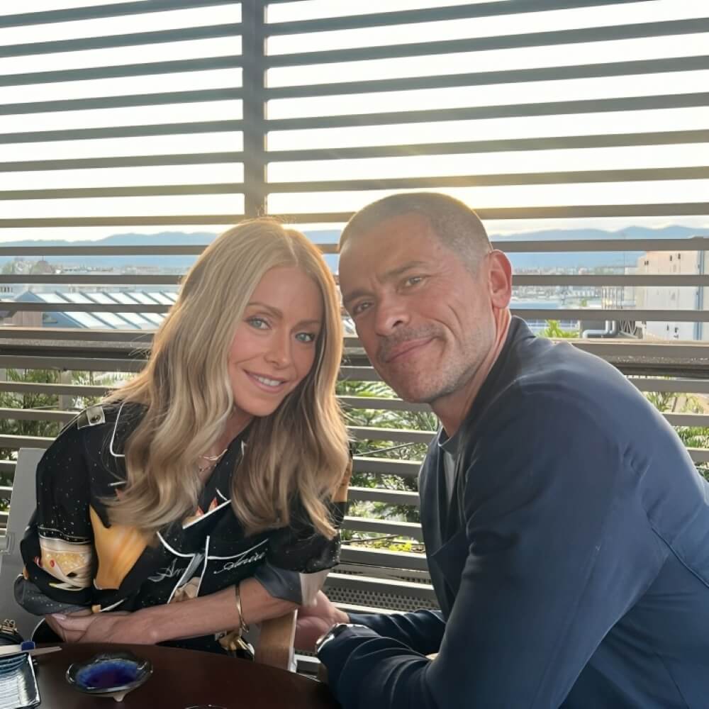 Kelly Ripa Net Worth, Age, Husband, Kids, Height, Biography