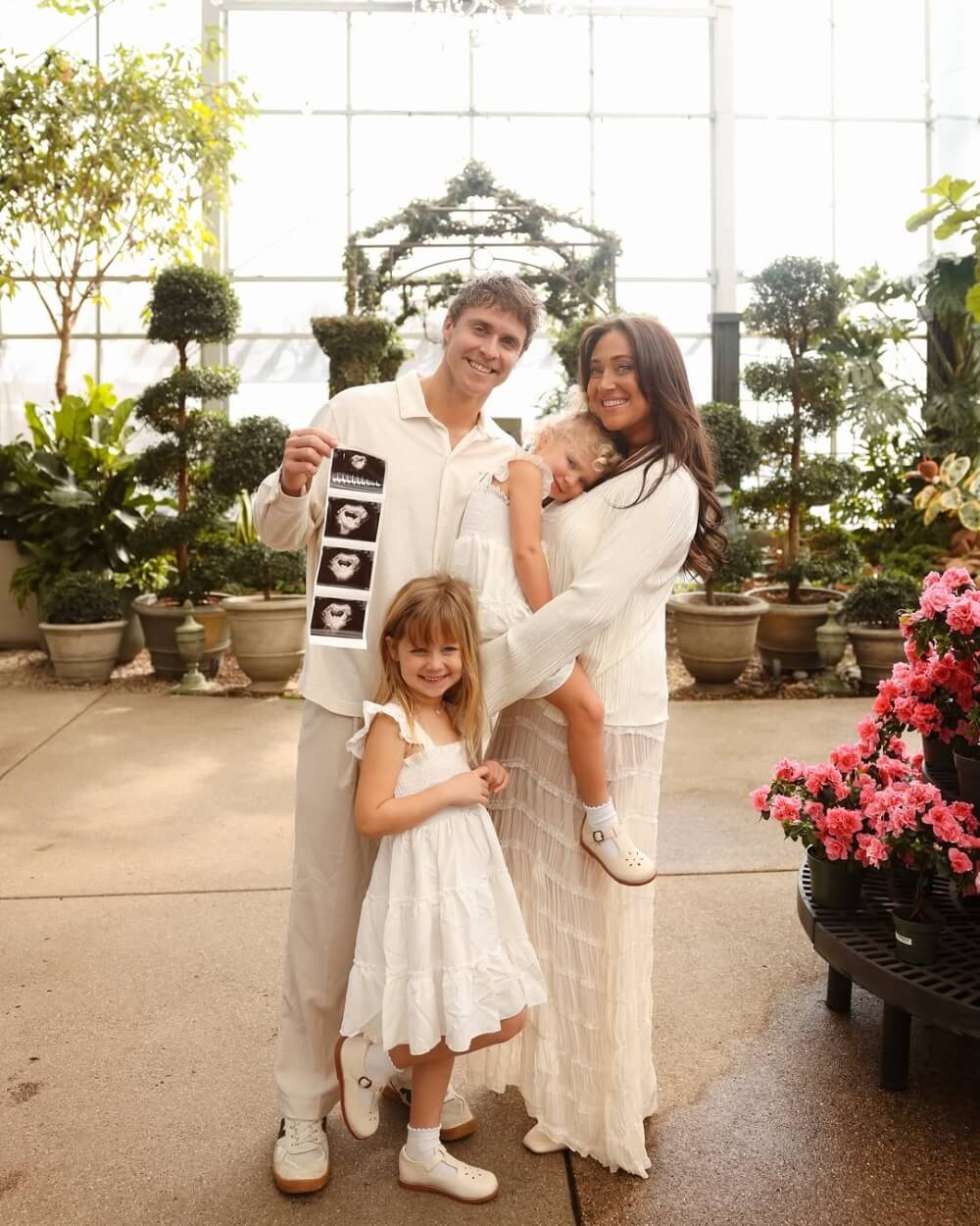 Lo Beeston Age, Net Worth, Husband, Children, Real Name, Sister